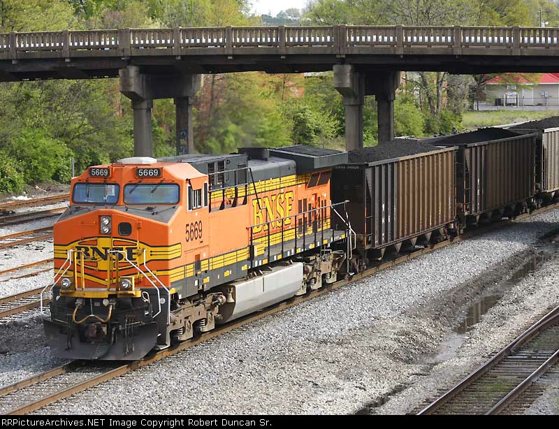 BNSF 5669